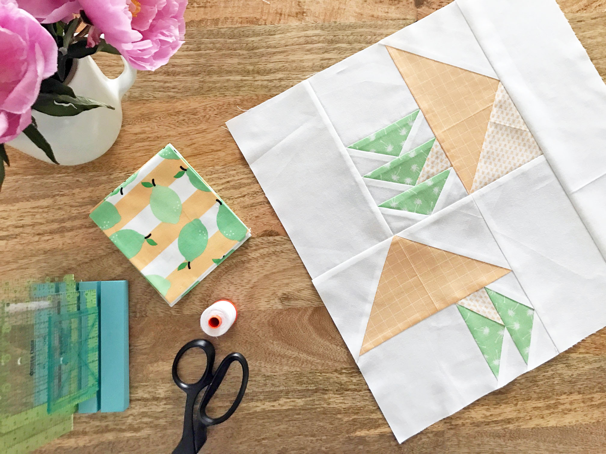 Modern Quilt Along: Negative Space with The Tattooed Quilter | Simple ...